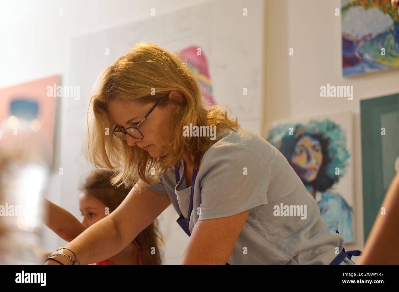 Teacher guiding students in education hi-res stock photography and images - Alamy