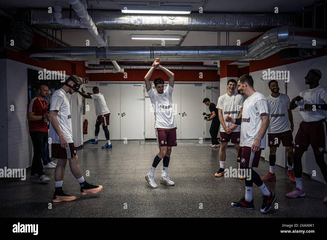 Leandro Bolmaro #10 von FC Bayern Muenchenmit Mannschaft beim warmup in ...