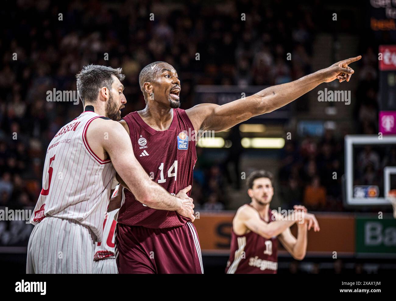 Serge Ibaka #14 von FC Bayern Muenchen, Owen Klassen #5 von Wuerzburg ...