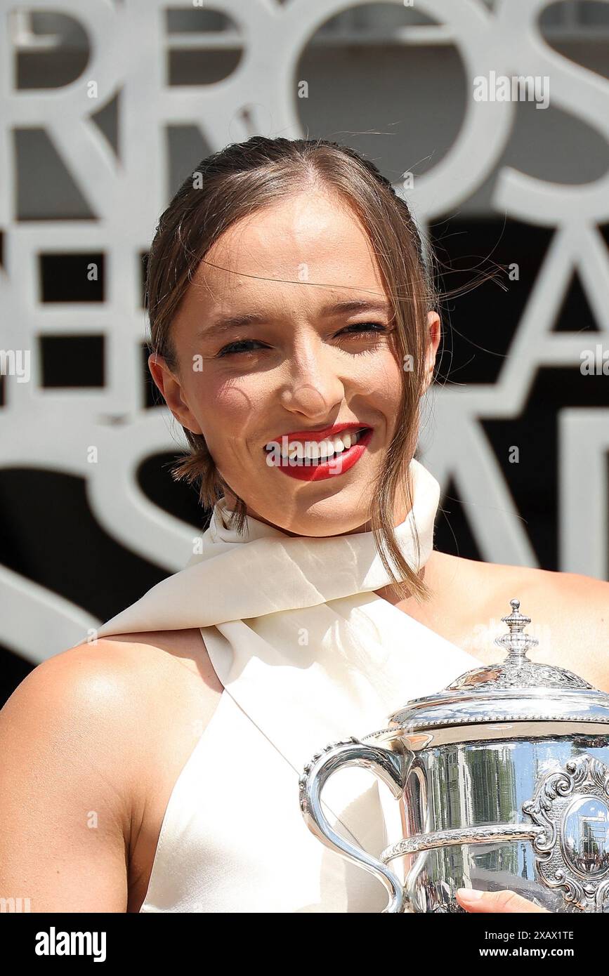 Paris, France. 09th June, 2024. Iga Swiatek pose with the trophy for ...