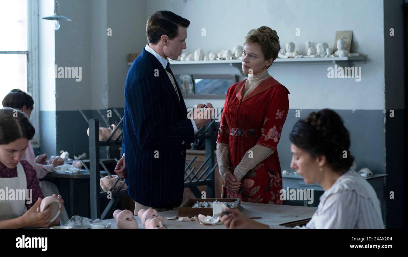 GEORGE MACKAY and LEA SEYDOUX in THE BEAST (2023) -Original title: LA ...