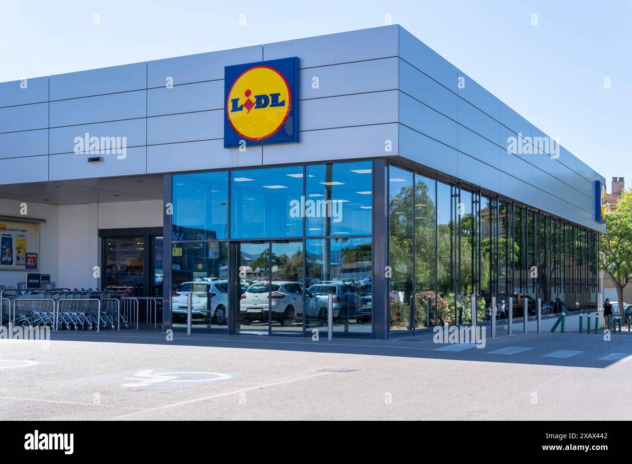 Lidl supermarket entrance photography hi-res stock photography and ...