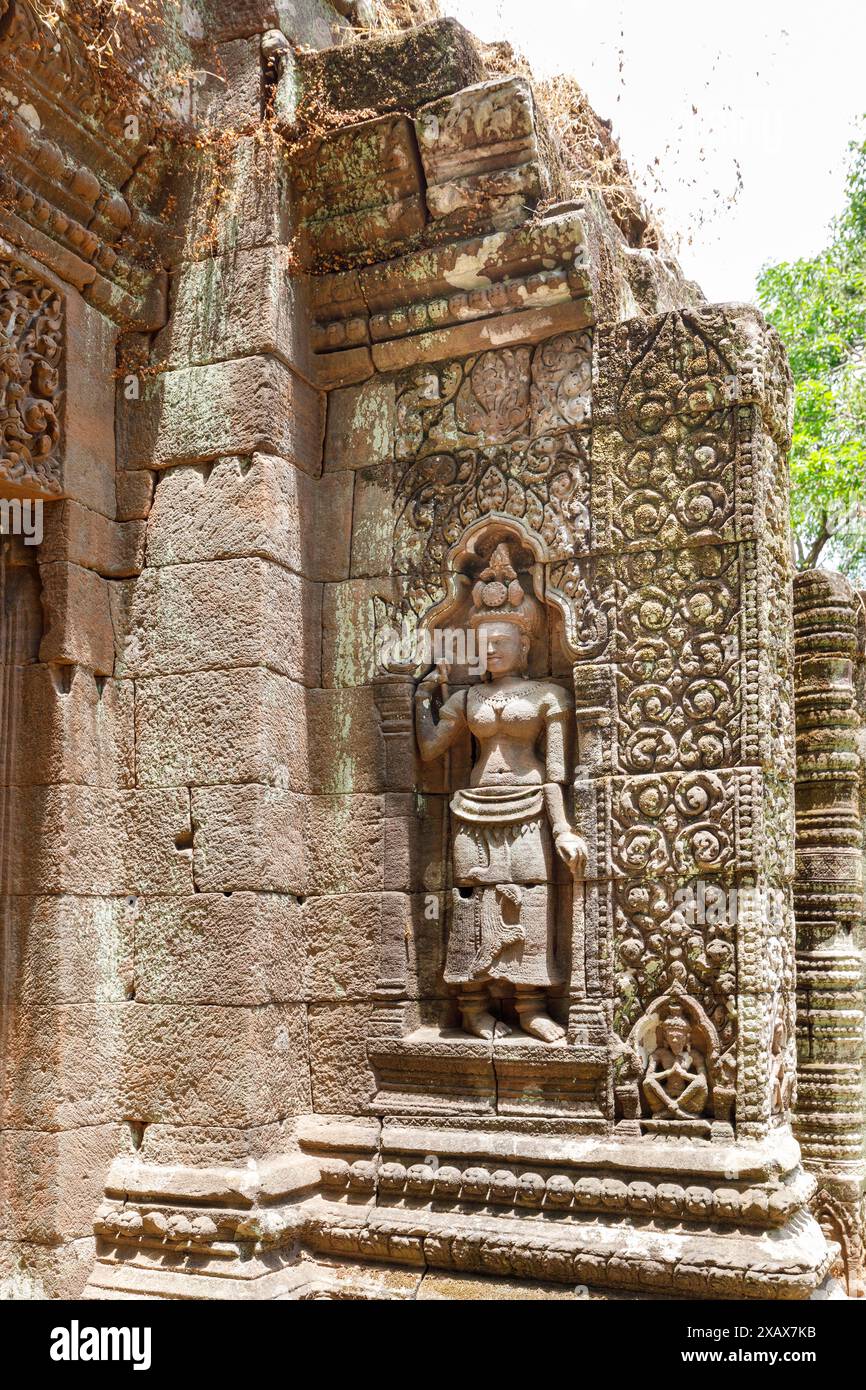 Carved figure of a woman on a ruined temple, Wat Pho (or Wat Phu ...