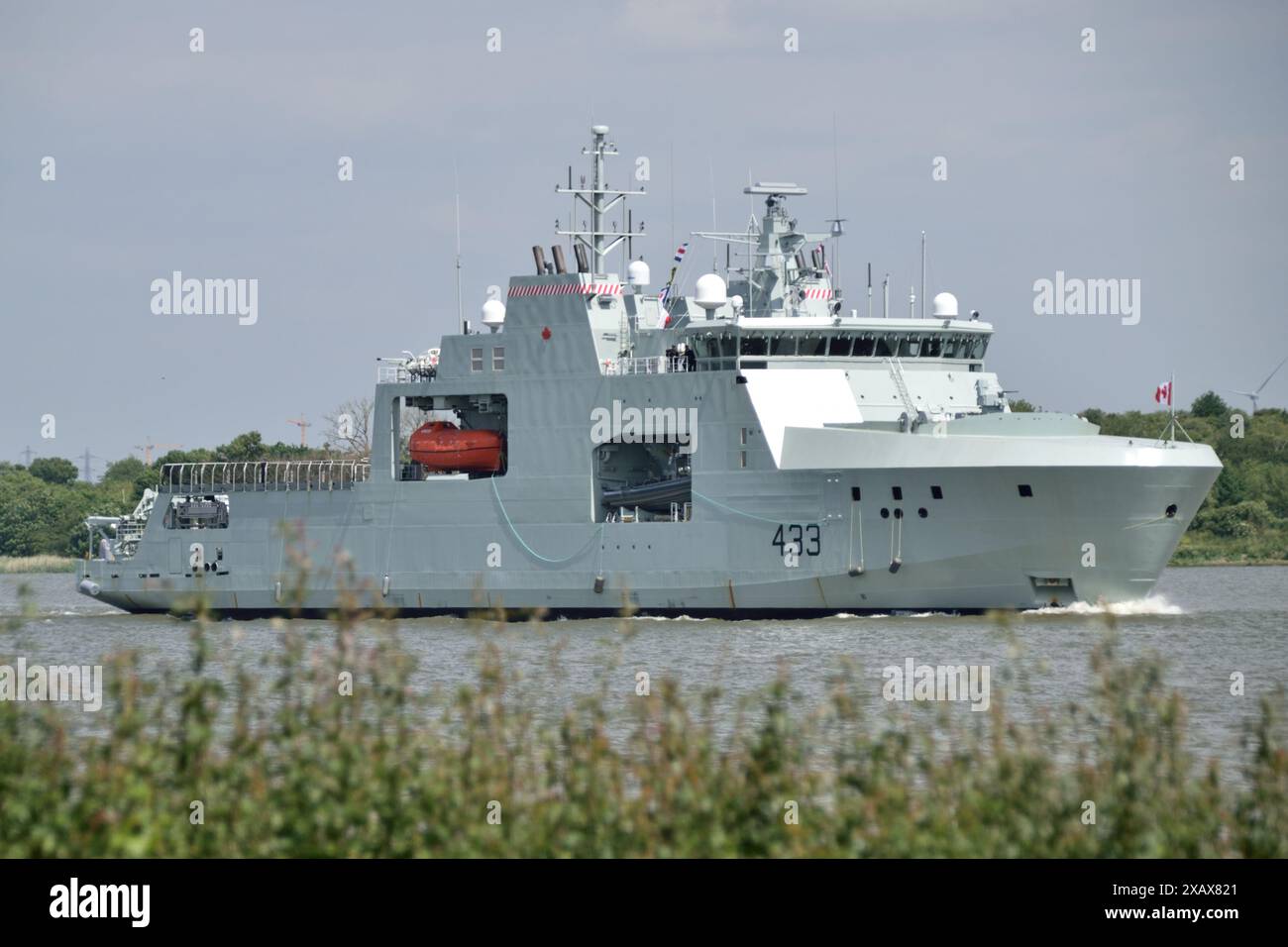 HMCS WILLIAM HALL (AOPV) 433 Harry DeWolf-class offshore patrol vessel ...