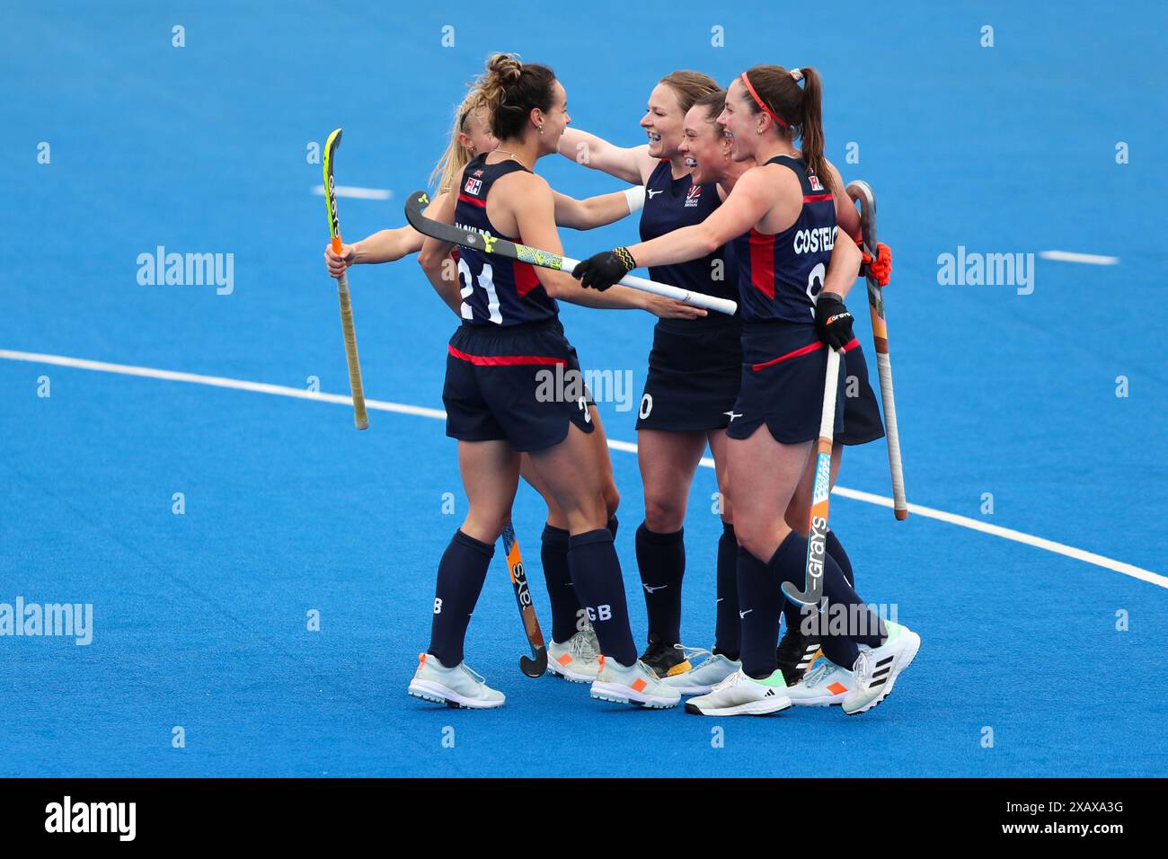 Great Britain's Grace Balsdon (centre right) celebrates scoring their ...