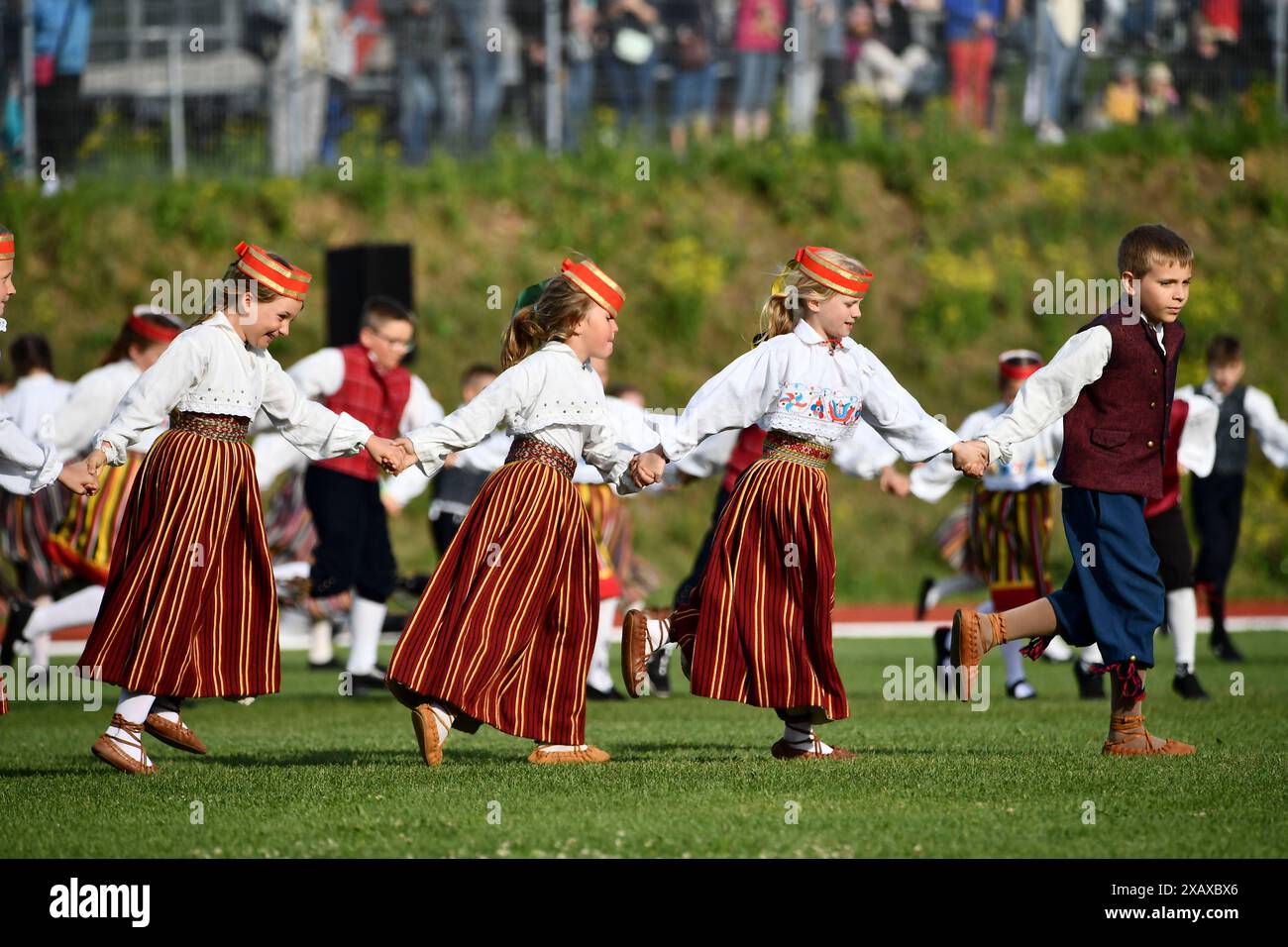 Johvi. 8th June, 2024. People in traditional Estonian folk costumes ...