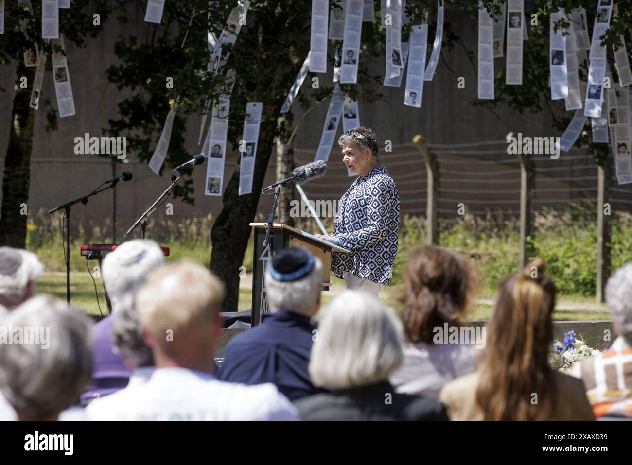 Crowd people 1 person in focus hi-res stock photography and images - Alamy