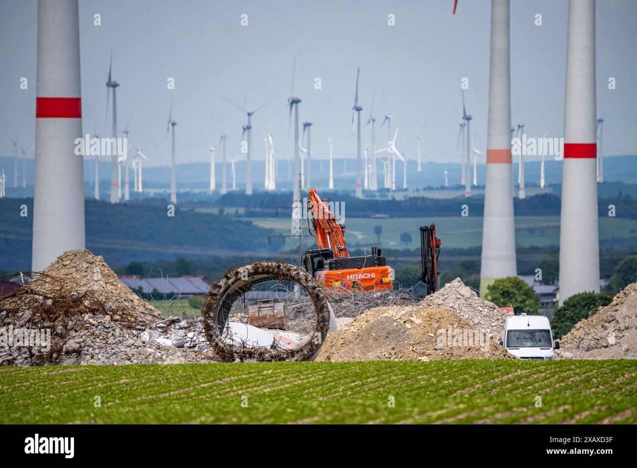 Windpark nördlich von Marsberg, alte Windenergieanlage wird abgerissen ...