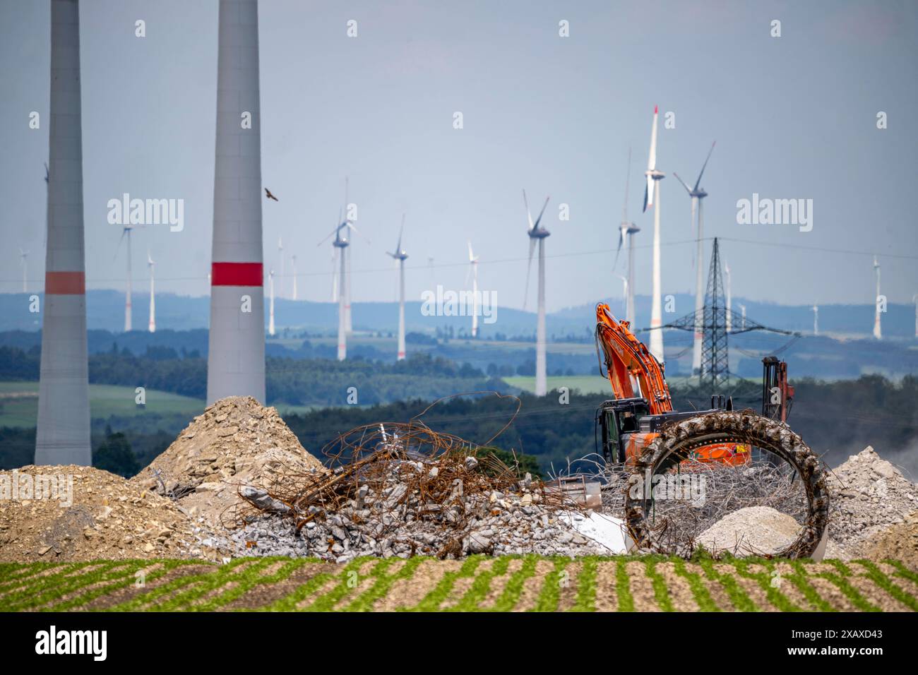 Windpark nördlich von Marsberg, alte Windenergieanlage wird abgerissen ...