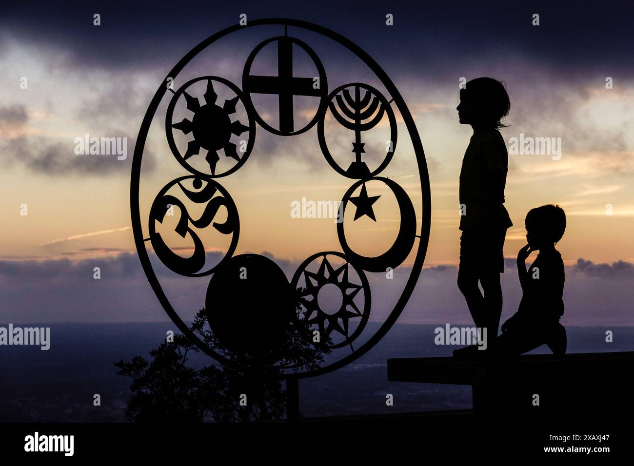 Main religions symbols hi-res stock photography and images - Alamy