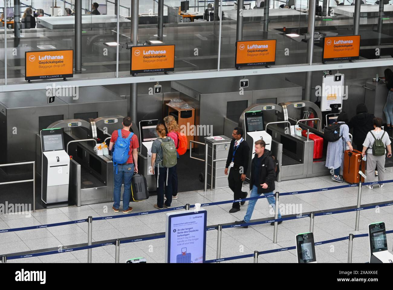 Lufthansa Gepäckaufgabe-Schalter am Flughafen München in Terminal 2 ...