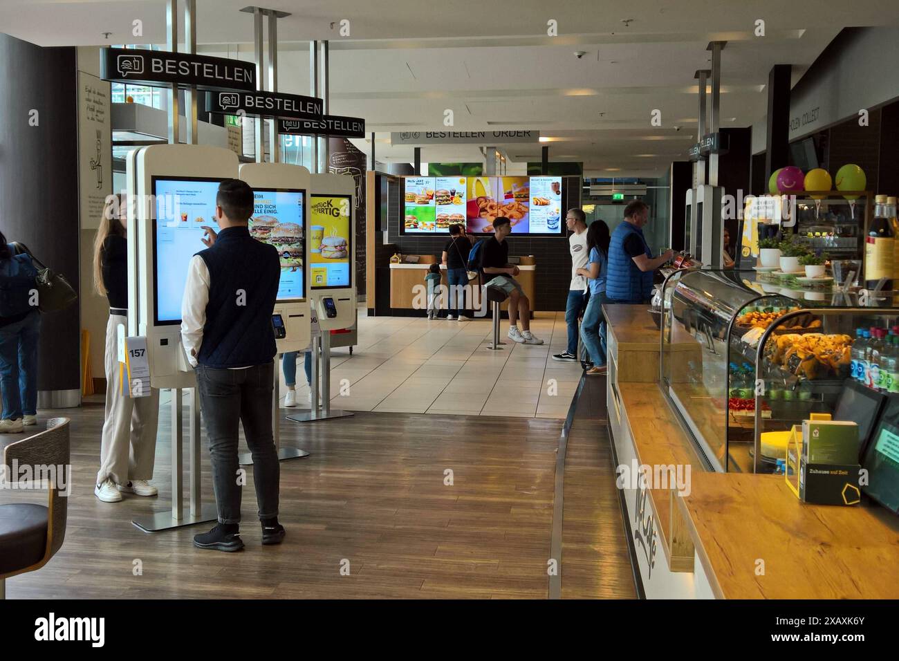 Welt mcdonalds hi-res stock photography and images - Alamy