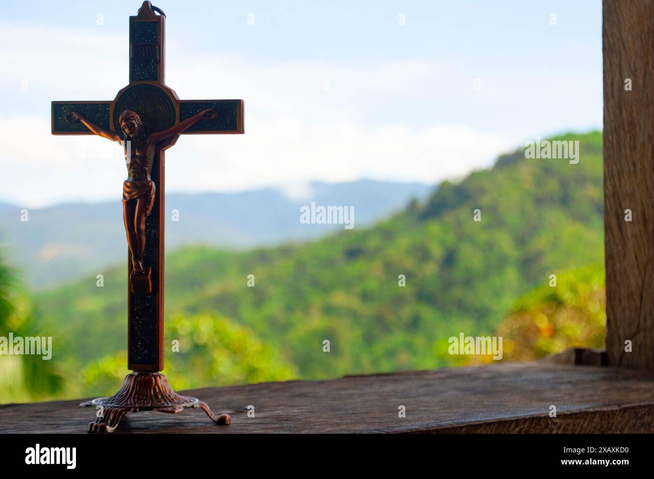 Sky christian glowing cross hi-res stock photography and images - Alamy