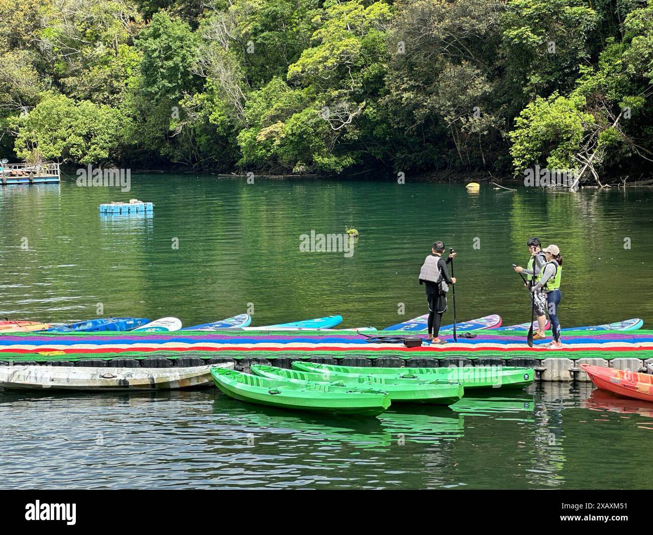 (240609) -- TAIPEI, June 9, 2024 (Xinhua) -- Tourists visit the scenic ...