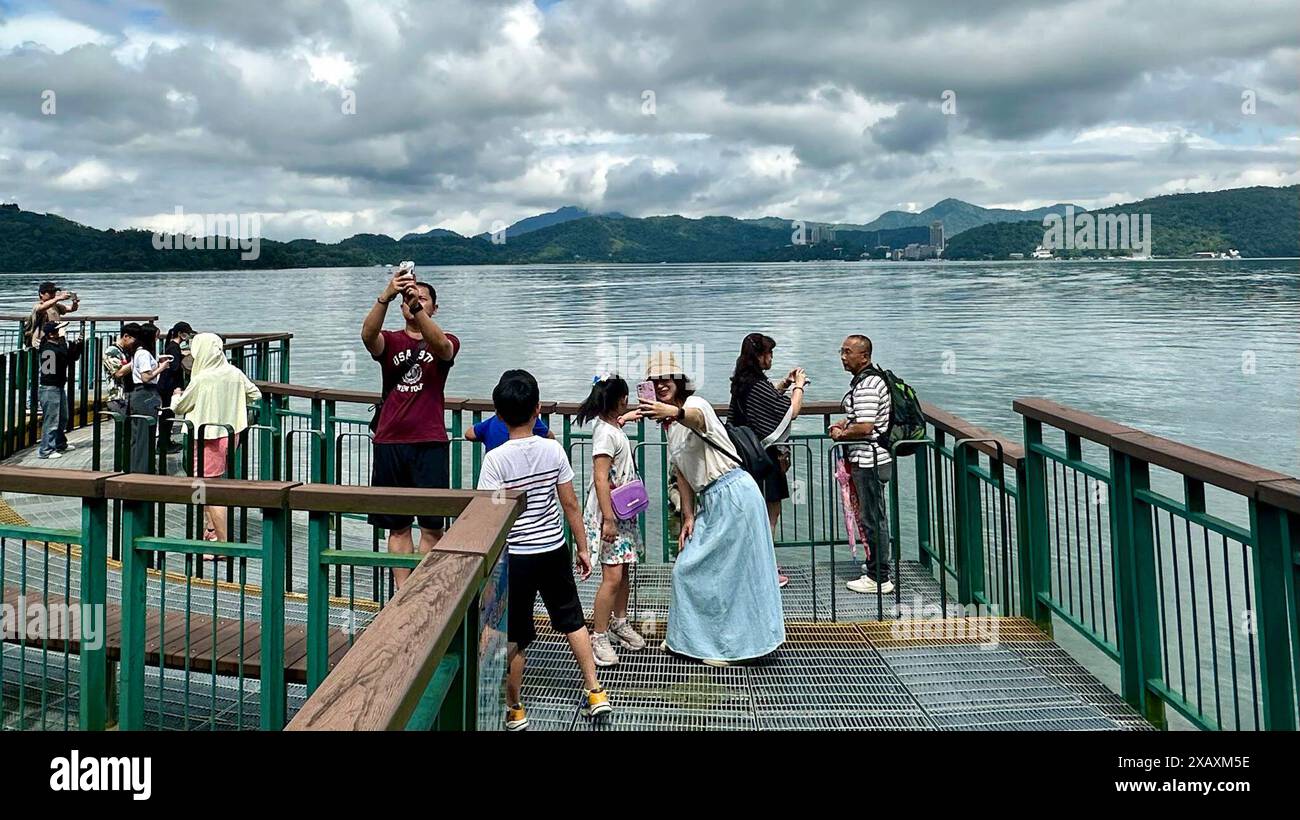 (240609) -- TAIPEI, June 9, 2024 (Xinhua) -- Tourists visit the scenic ...