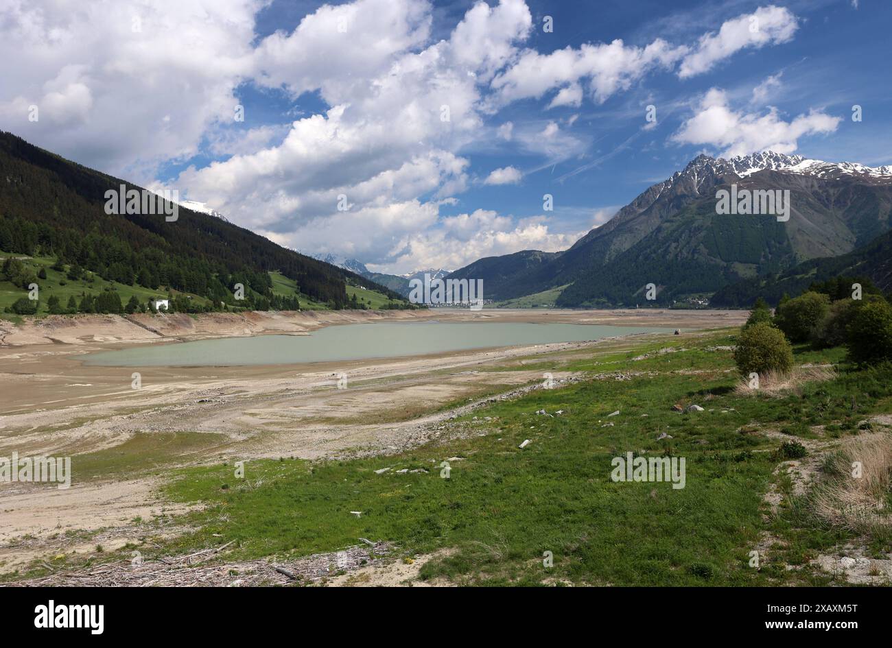 Reschensee, Südtirol, Italien 06. Juni 2024: Hier der Blick auf den ...
