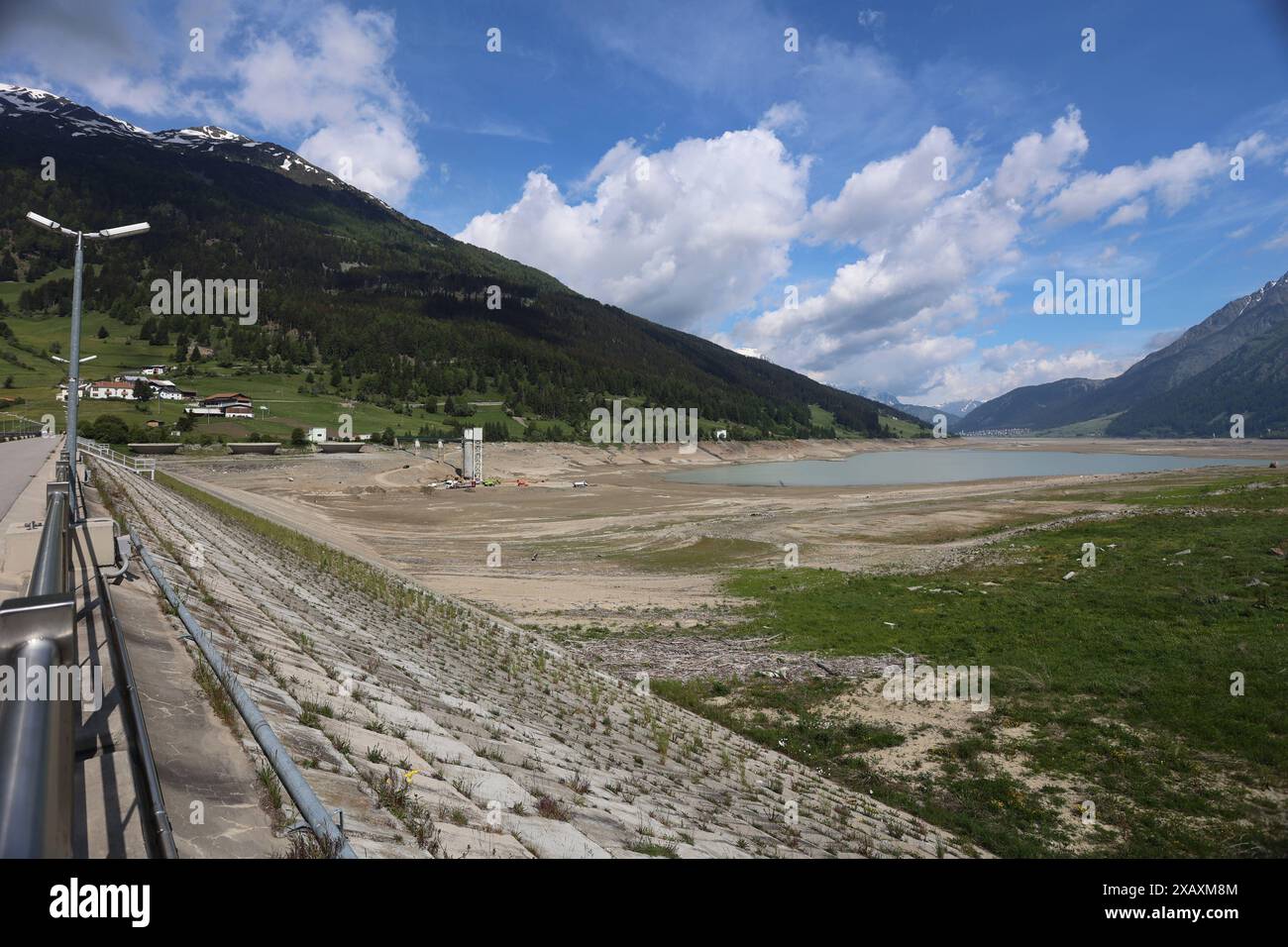 Reschensee, Südtirol, Italien 06. Juni 2024: Hier der Blick auf den ...