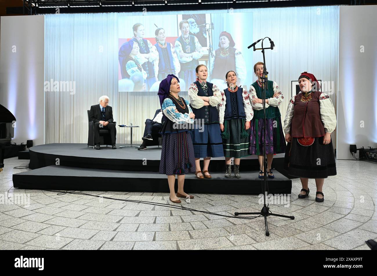 Der ukrainische Chor Dyvyna bei der Verleihung des Lew Kopolew Preis ...