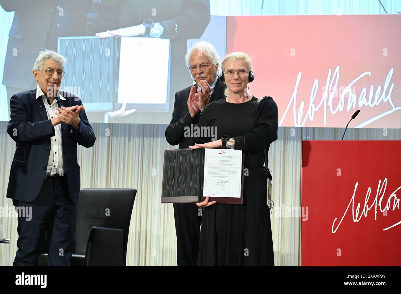 Politiker Gerhart Baum, Journalist Thomas Roth, Preisträgerin ...