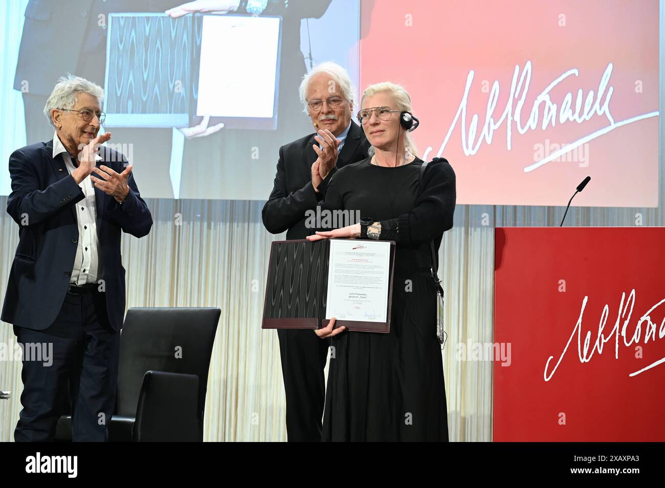 Politiker Gerhart Baum, Journalist Thomas Roth, Preisträgerin ...