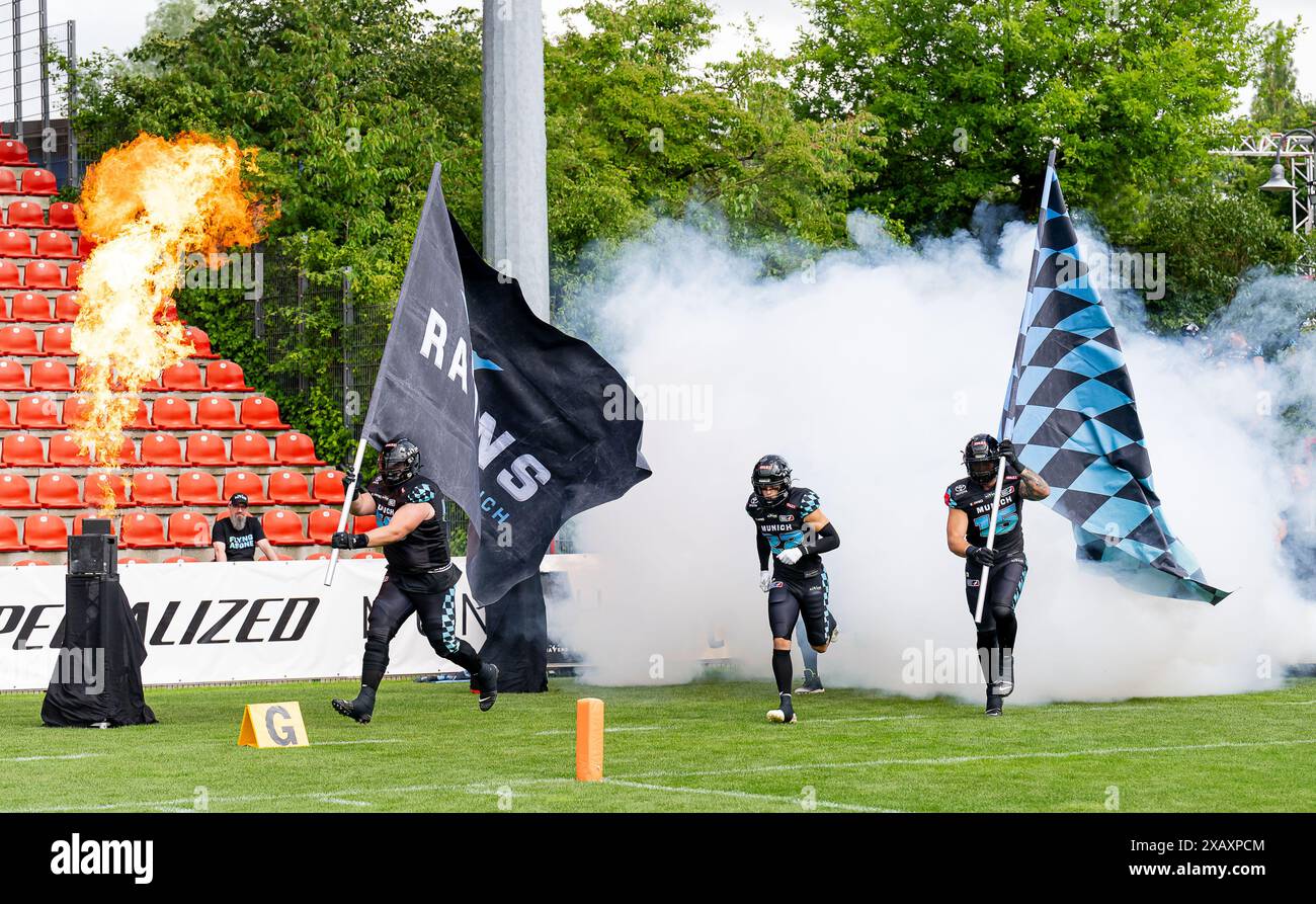 Einlauf der Spieler der Munich Ravens. Munich Ravens gegen Prague Lions ...
