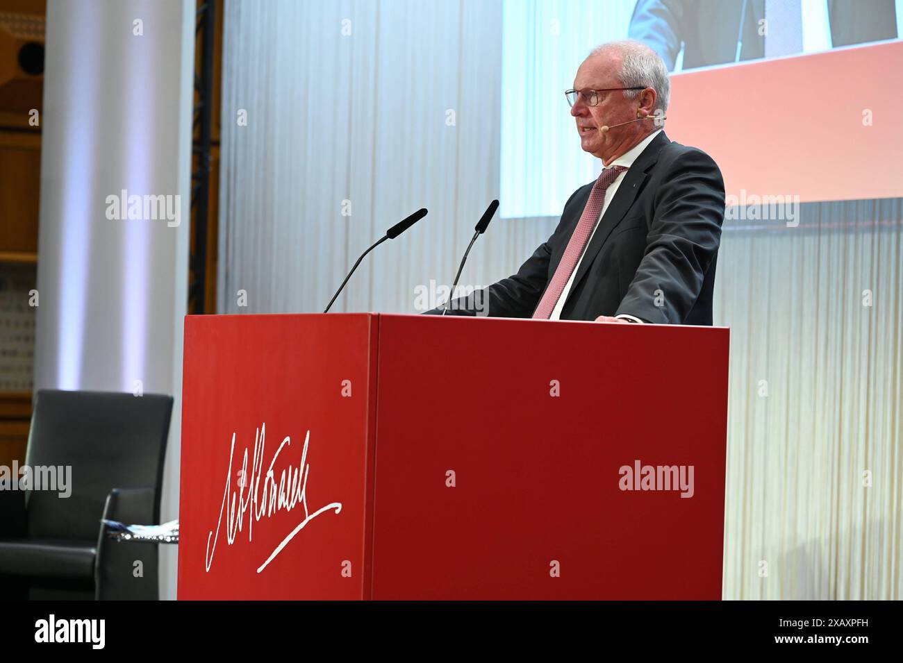 Vorstandsvorsitzender der Kreissparkasse Köln Alexander Wüerst redet ...