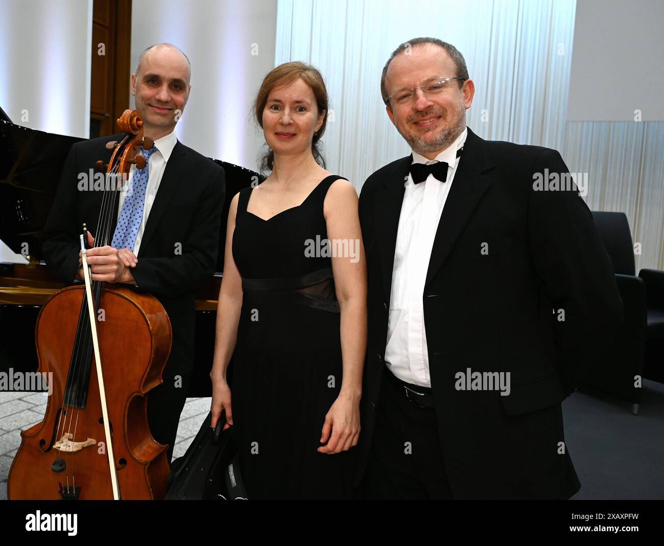 Das klassische Trio unter der Leitung von Yaromyr Bozhenko posiert bei ...