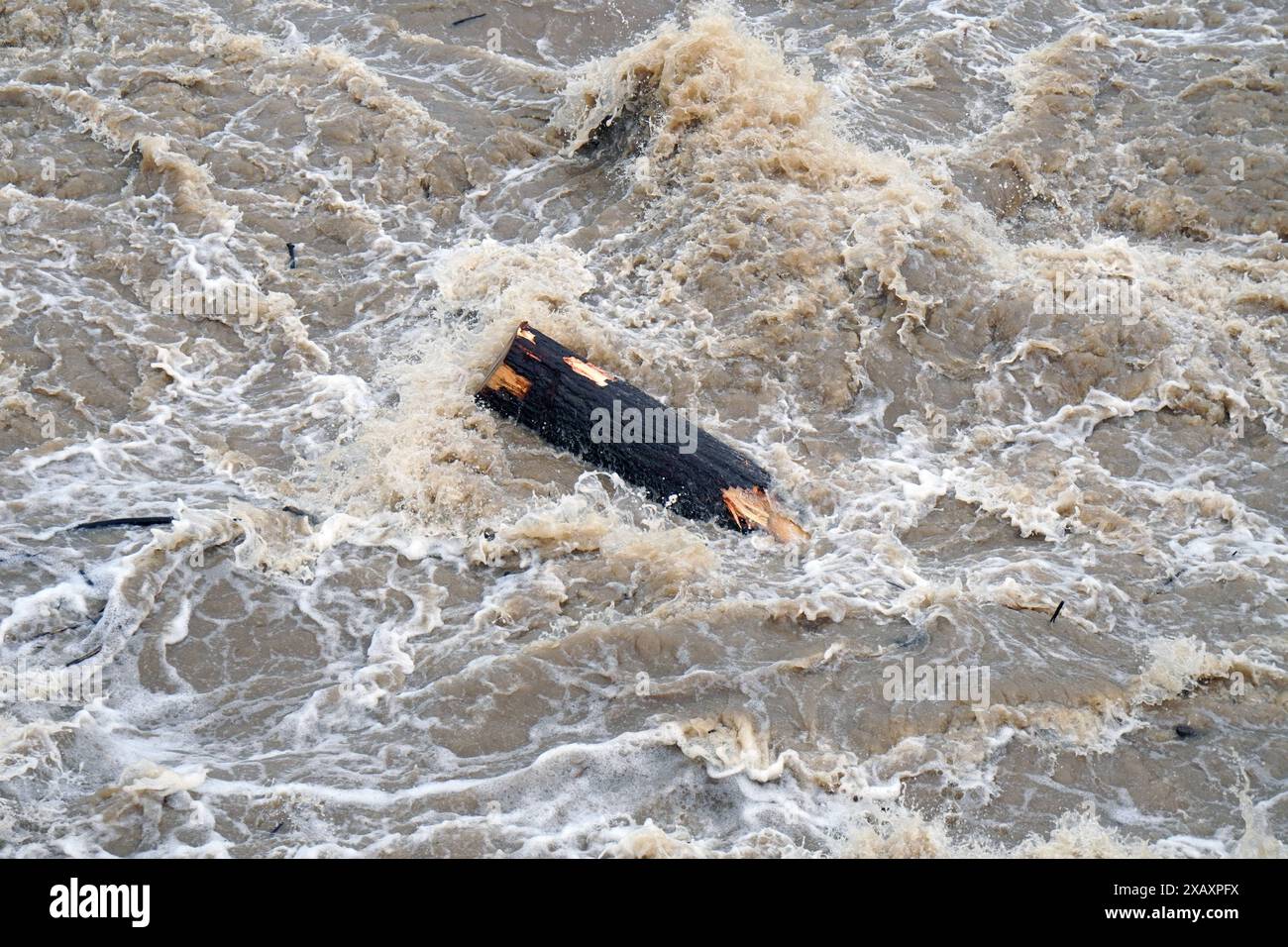 Treibholz in der Gischt, Wassermassen bei Hochwasser, Tosbecken an der ...