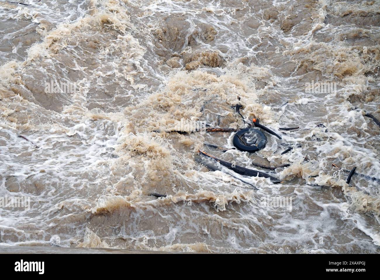 Treibholz und Müll, Autoreifen in der Gischt, Wassermassen bei ...
