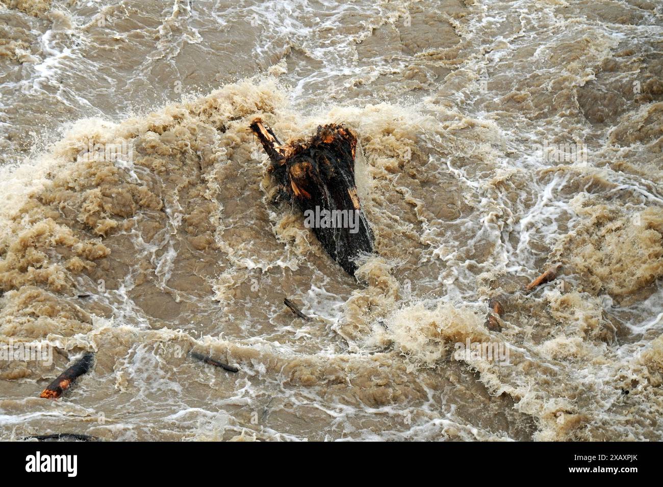 Treibholz in der Gischt, Wassermassen bei Hochwasser, Tosbecken an der ...