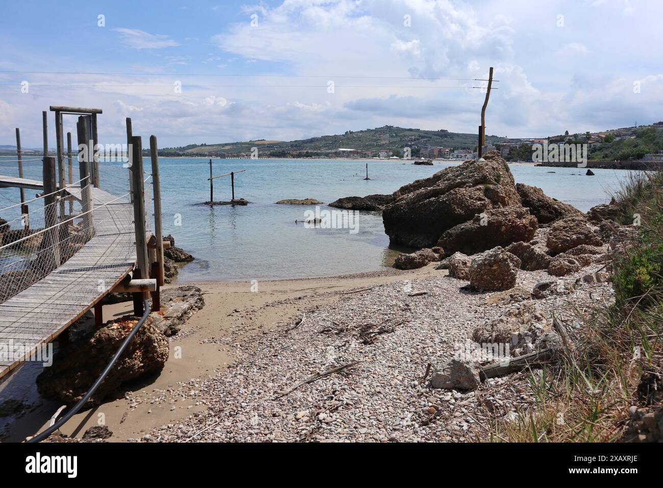 Vasto Marina - Spiaggia adiacente al Trabocco di Trave Stock Photo - Alamy