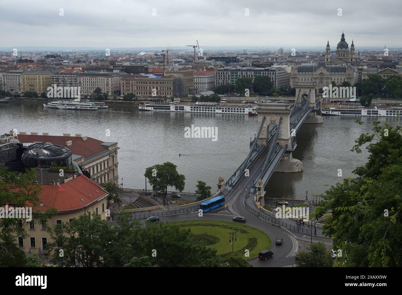 A view of Széchenyi Chain Bridge across the Danube River in Budapest ...