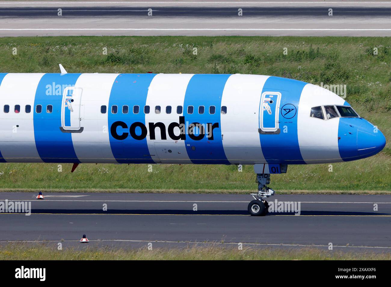 Der vordere Teil einer zur Startbahn rollenden Boeing 757 - 300 der ...