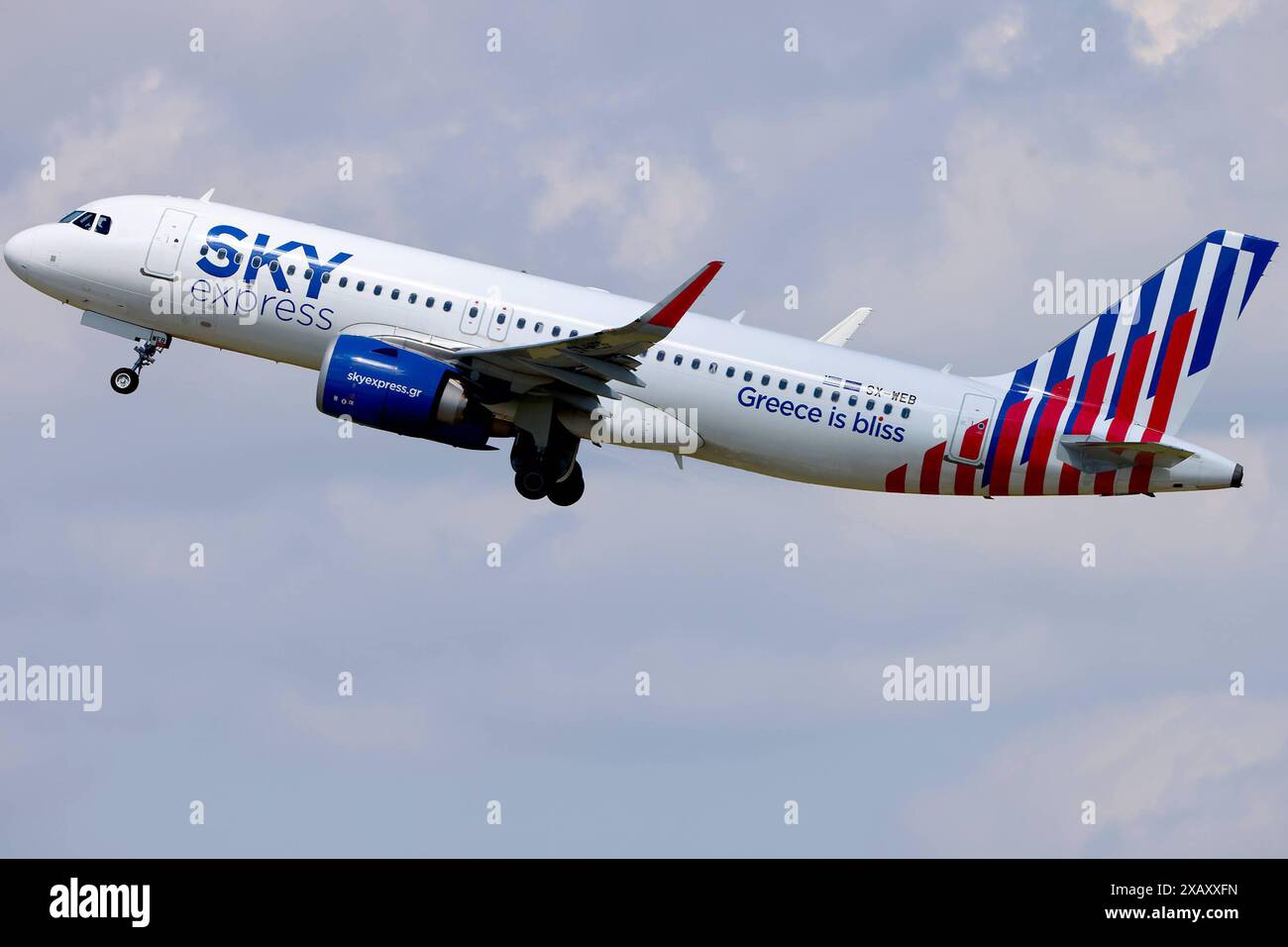 Ein abfliegender Airbus A320neo der Airline Sky Express unter ...