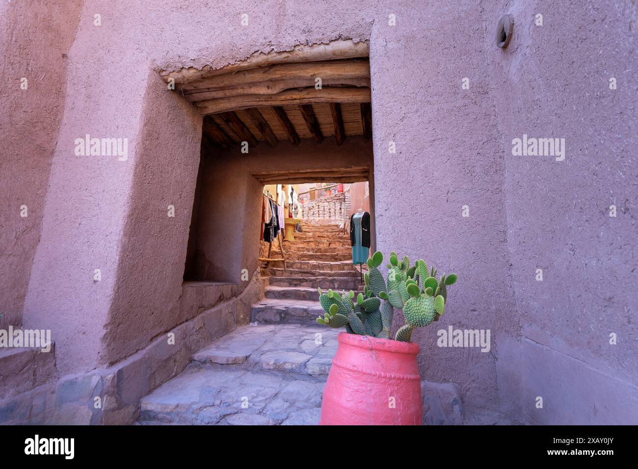 The architectural style of the mud house is elegant and attracts movie ...