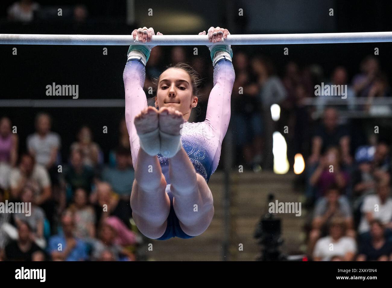 Helen Mevric (MTV Stuttgart) turnt am Stufenbarren. Die Finals 2024 ...