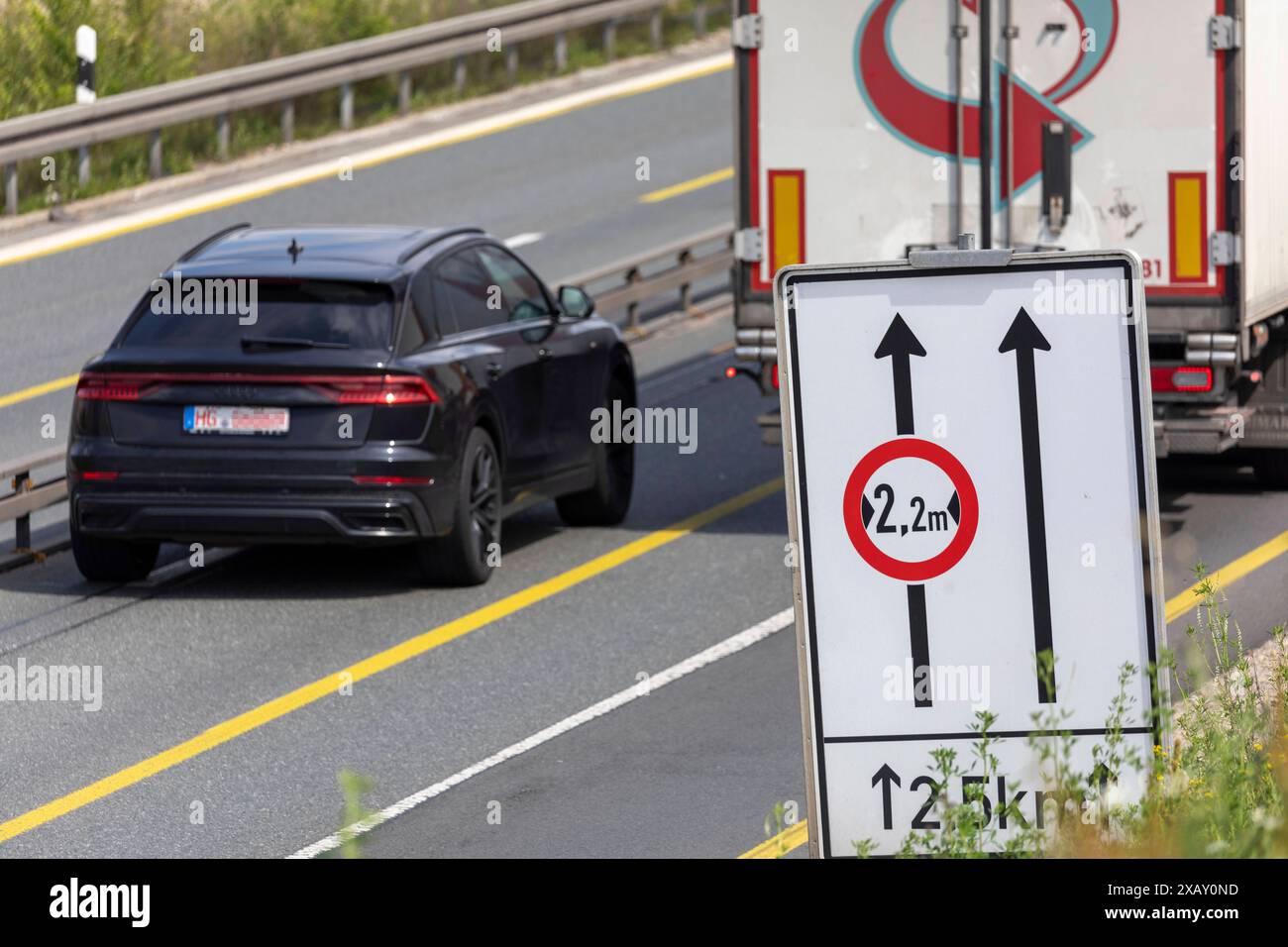 Warnhinweis Verkehrsschild zur verengten Fahrbahn im Baustellenbereich ...