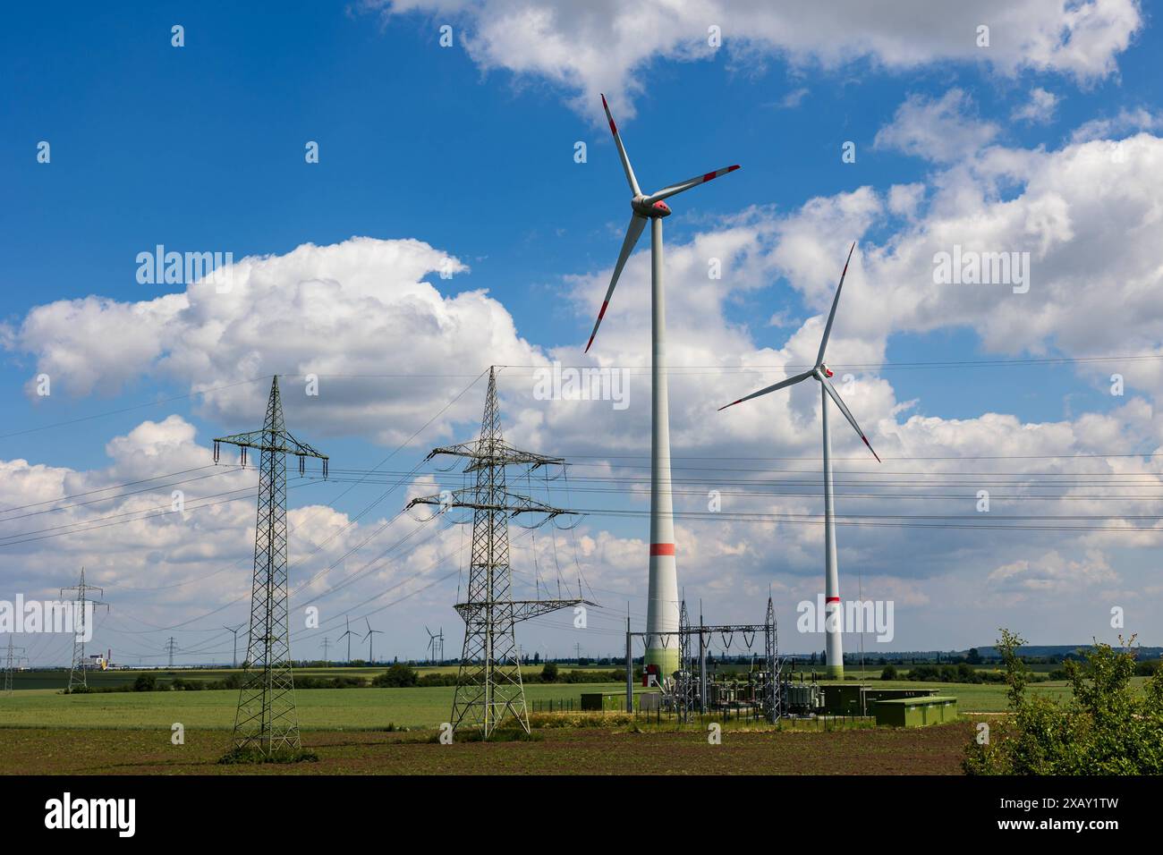 Windkraft in der Energiewende Windräder auf Feldern in Ostdeutschland ...