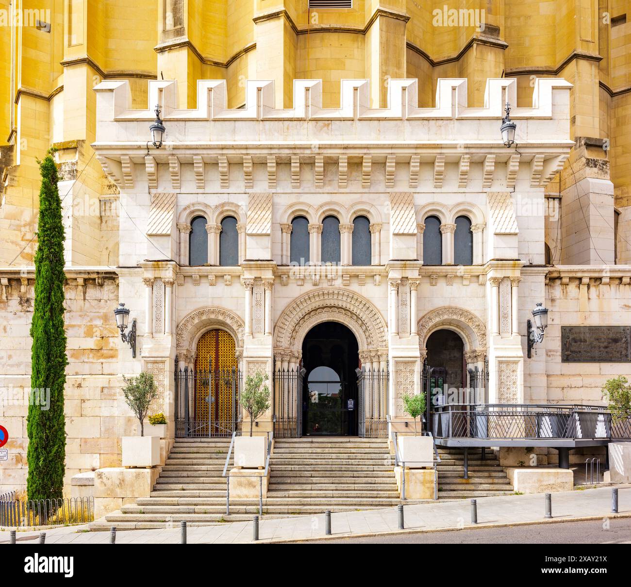 Medieval cathedral crypt hi-res stock photography and images - Alamy