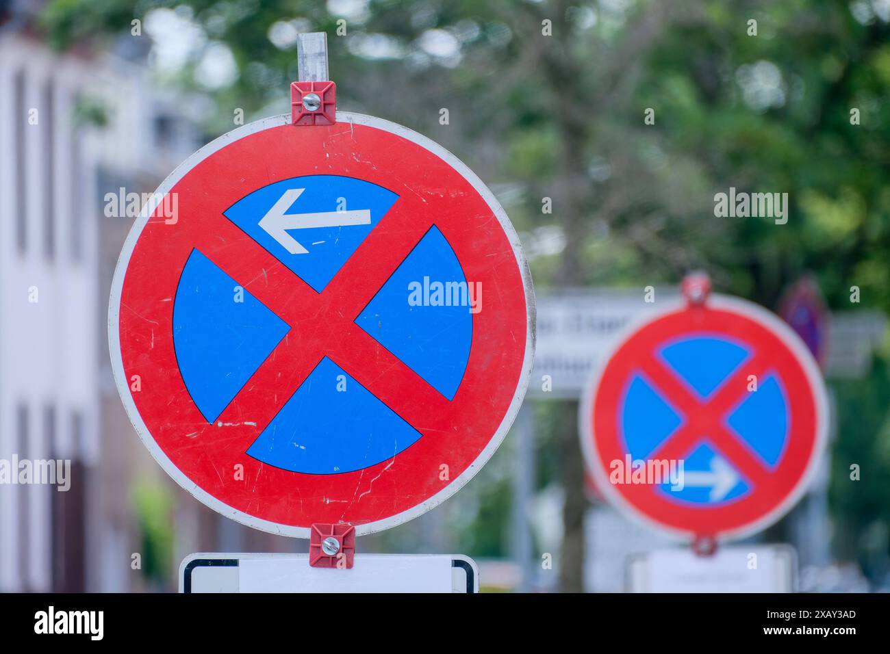 Neuss 09.06.2024 Halteverbot Parkverbot Verkehrszeichen Wohnungsumzug ...