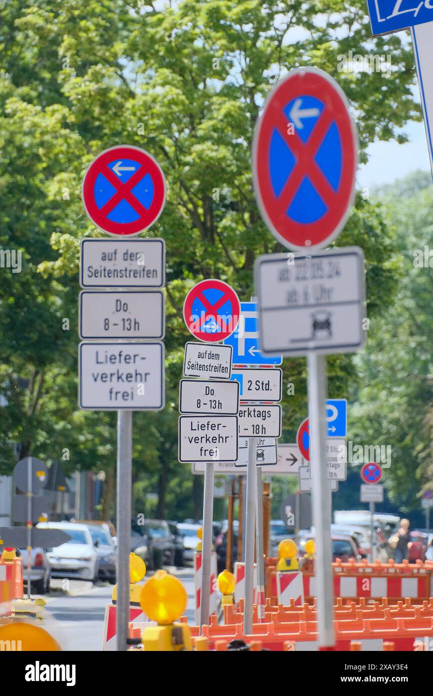 Neuss 09.06.2024 Halteverbot Parkverbot Verkehrszeichen Wohnungsumzug ...