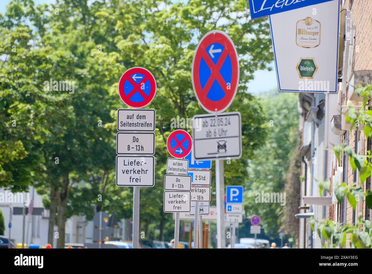 Neuss 09.06.2024 Halteverbot Parkverbot Verkehrszeichen Wohnungsumzug ...