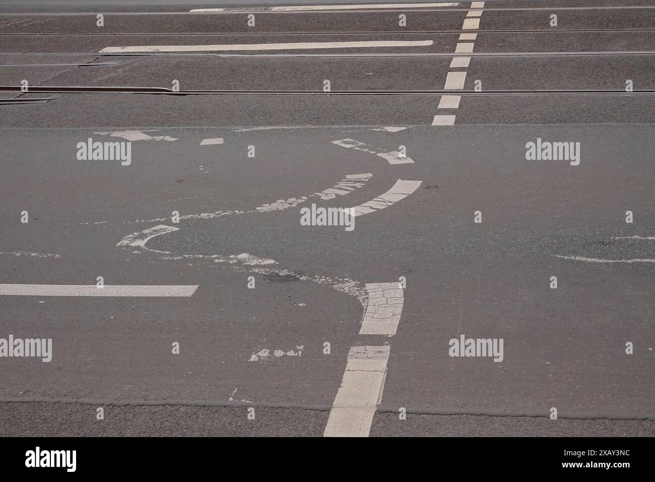 Central road marking hi-res stock photography and images - Alamy
