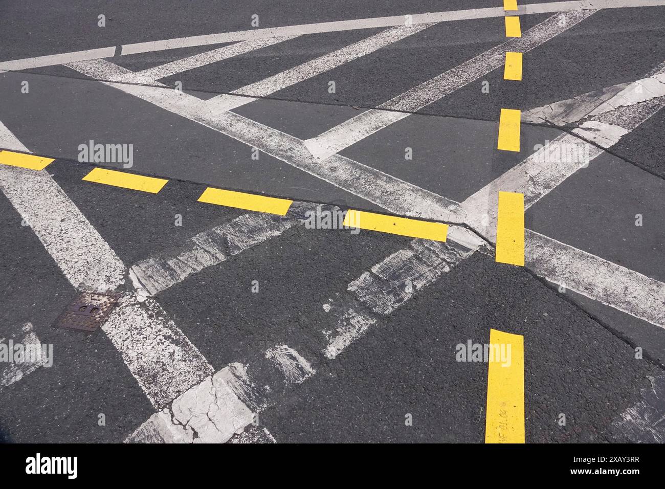 Central road marking hi-res stock photography and images - Alamy