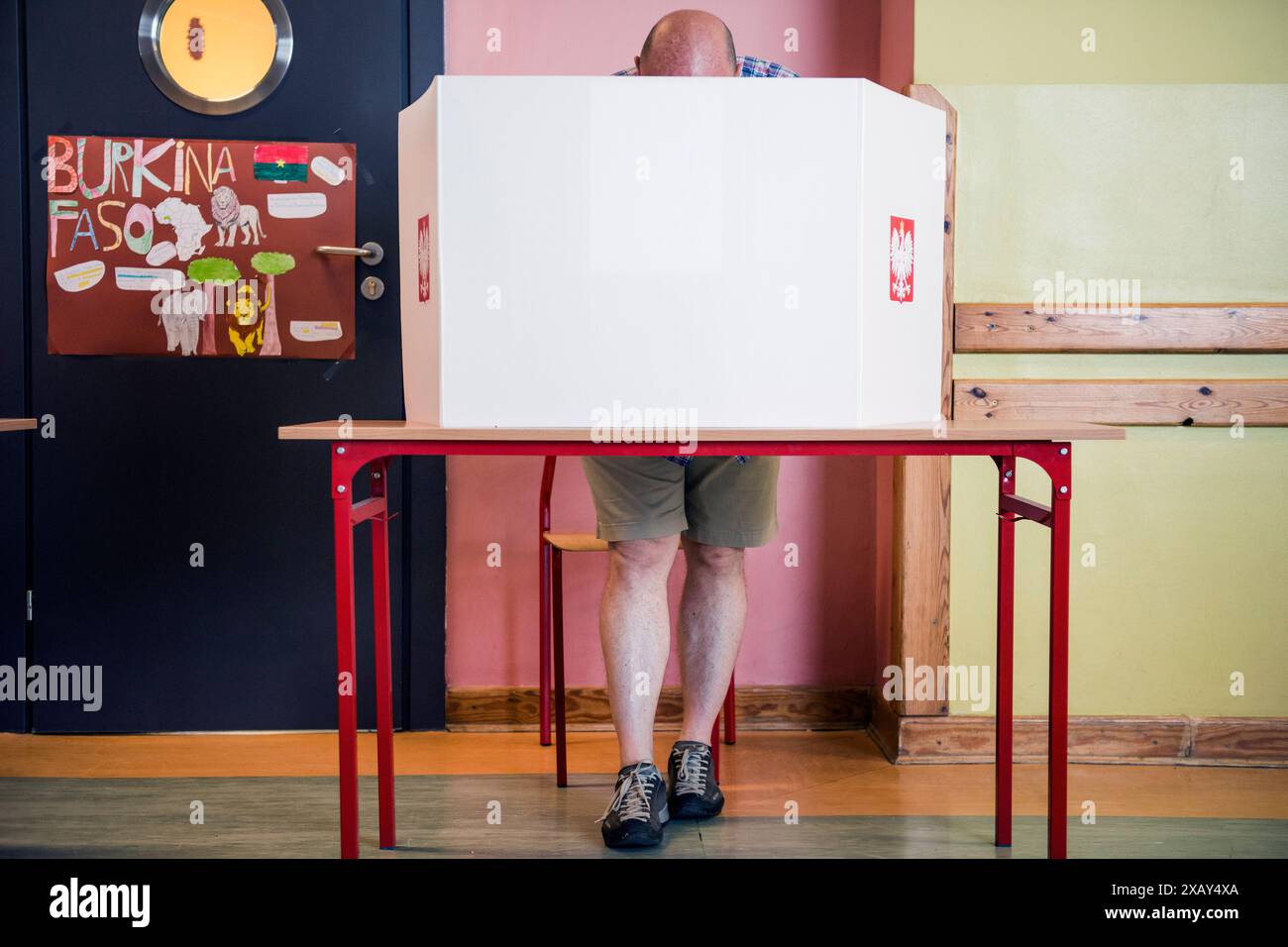 Warsaw, Poland. 09th June, 2024. Voter fills a ballot paper at the ...