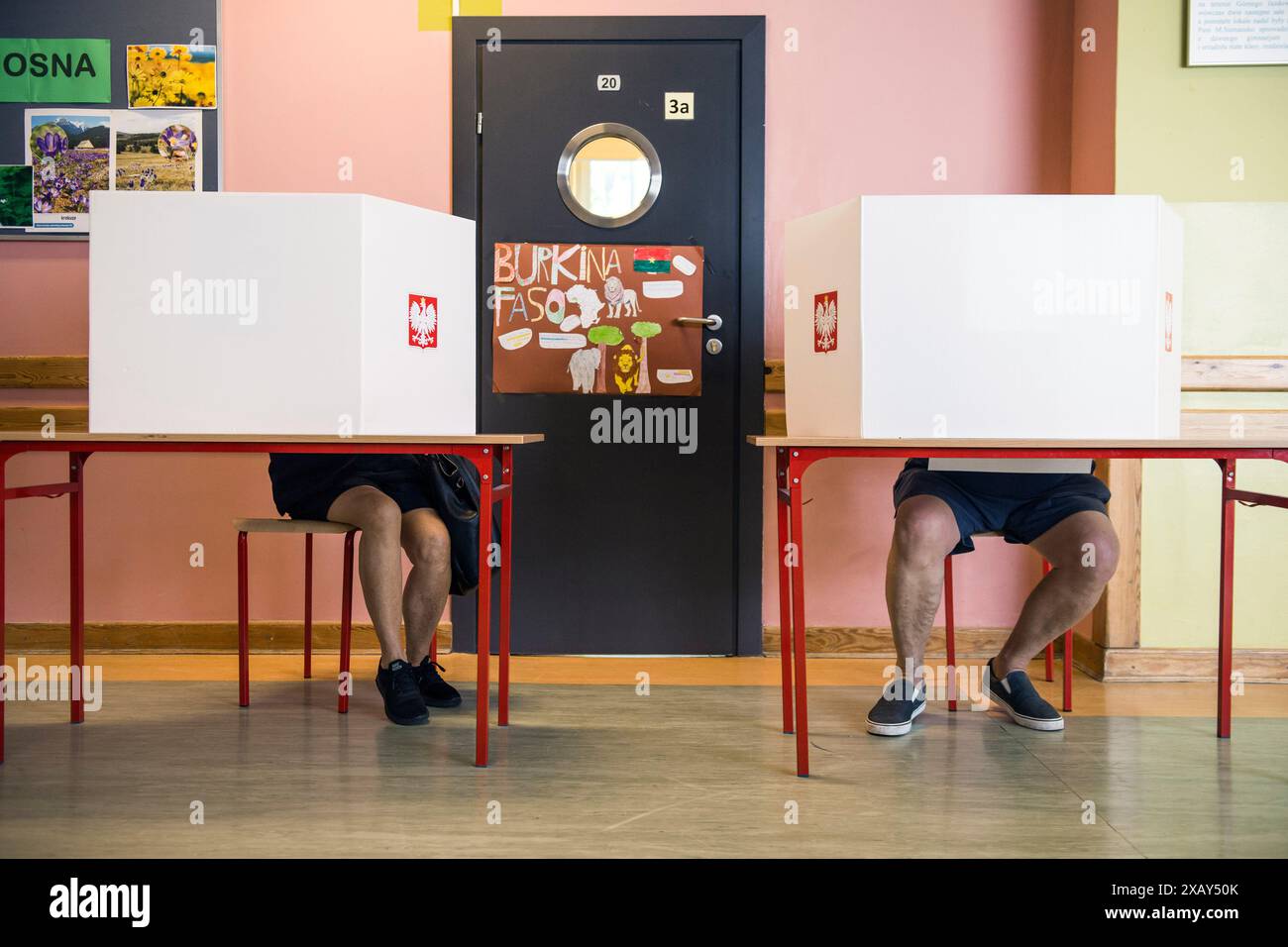 Warsaw, Poland. 09th June, 2024. Voters fill their ballot papers at the ...