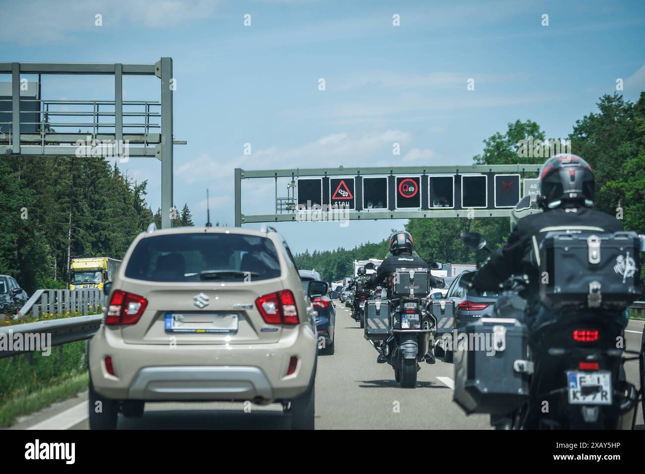Autobahn, Stau, Verkehr, Fahrzeuge, Motorradfahrer, Verkehrsschild ...