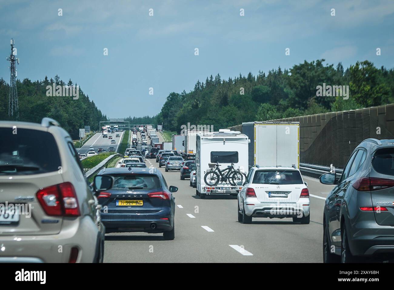 Autobahn, Stau, Verkehr, Fahrzeuge, Motorradfahrer, Verkehrsschild ...
