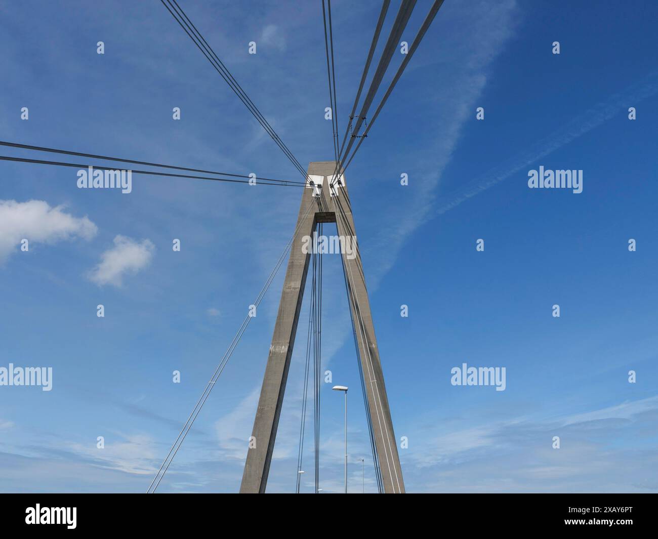 Modern pillar hi-res stock photography and images - Alamy