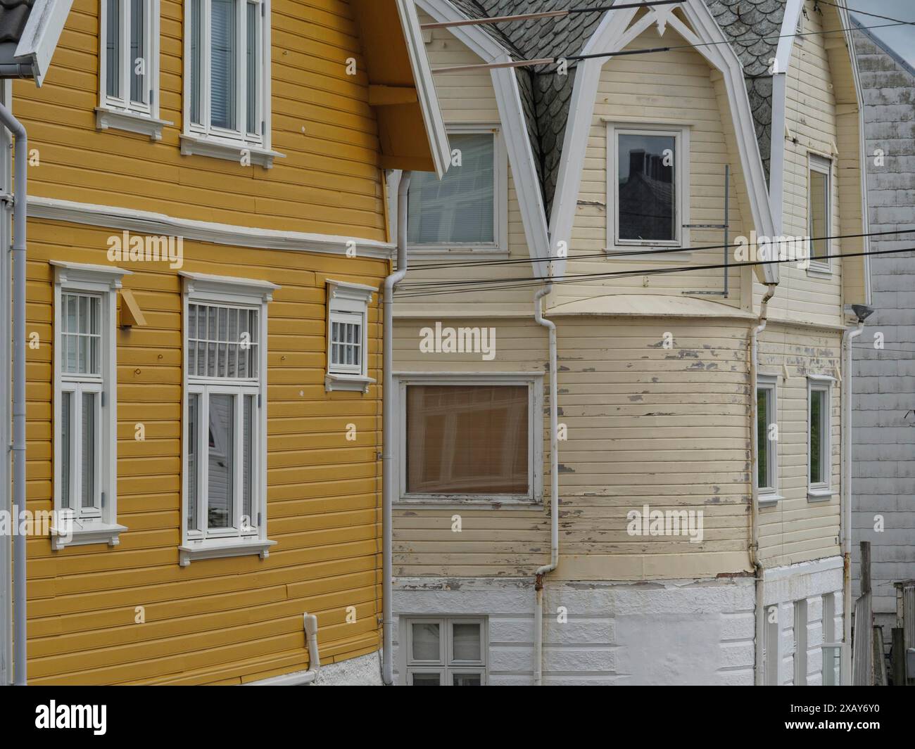 Yellow window frames hi-res stock photography and images - Alamy